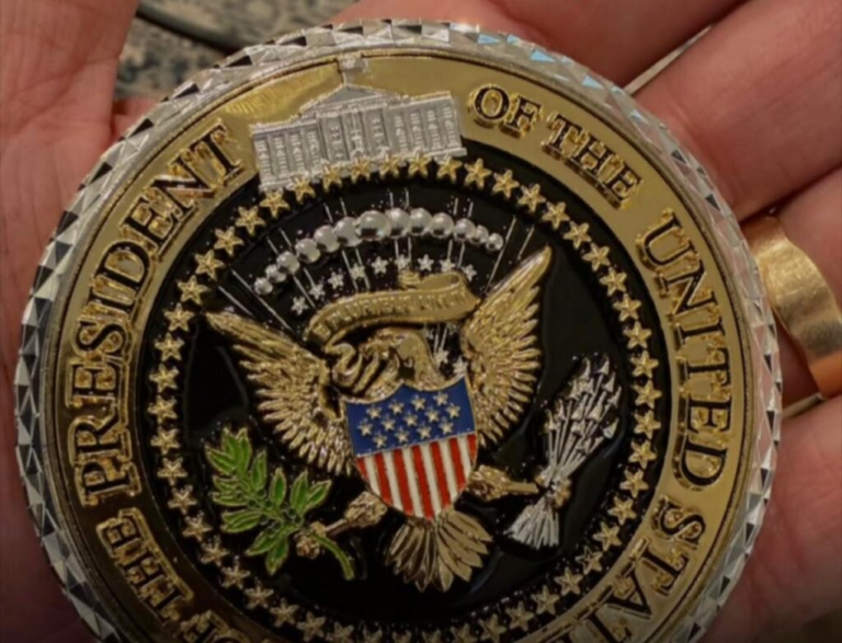 Challenge Coin entregue a Flávio Bolsonaro reforça laços com Trump ...